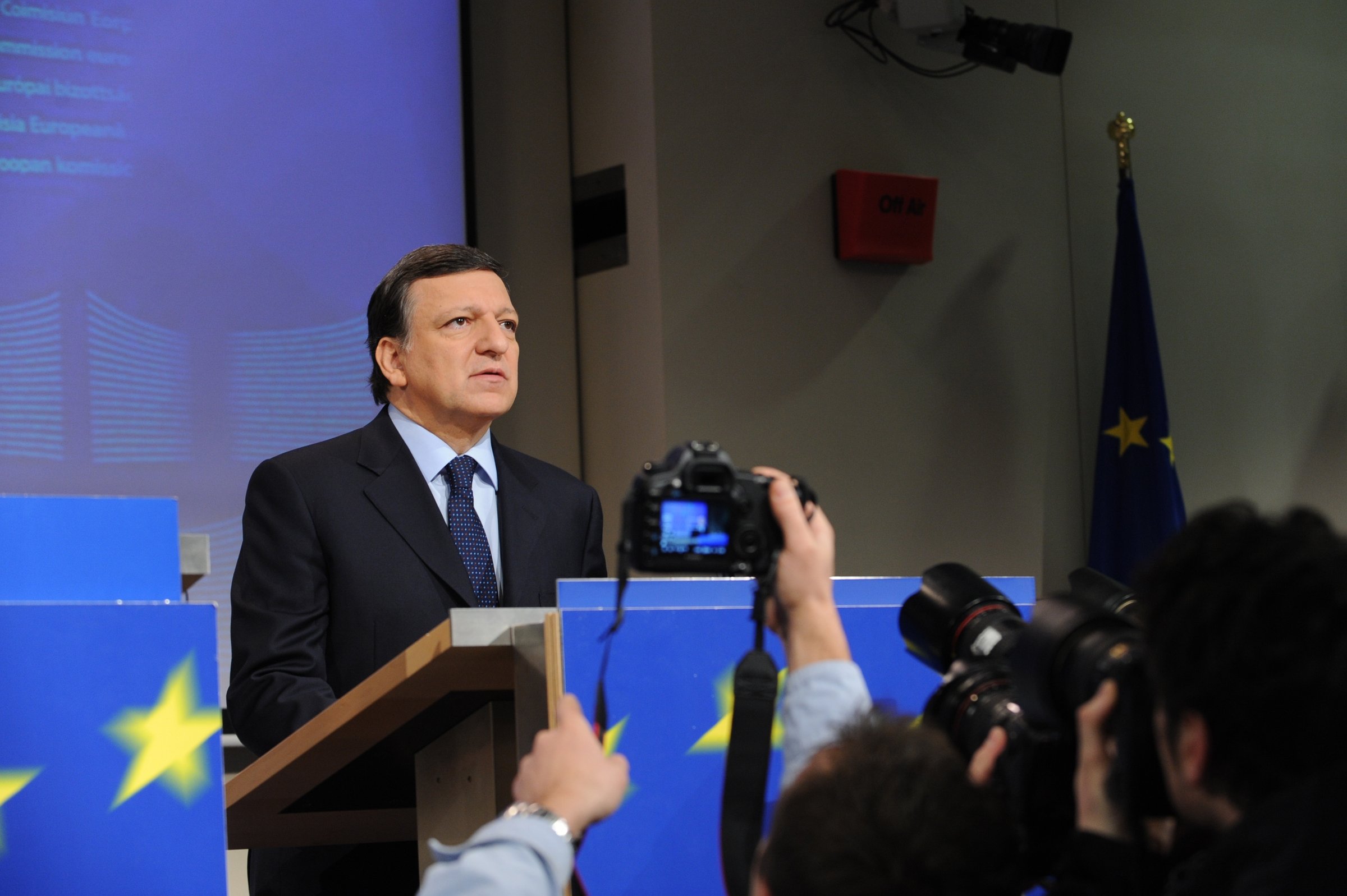 Barroso unveils new commission line-up – EUobserver