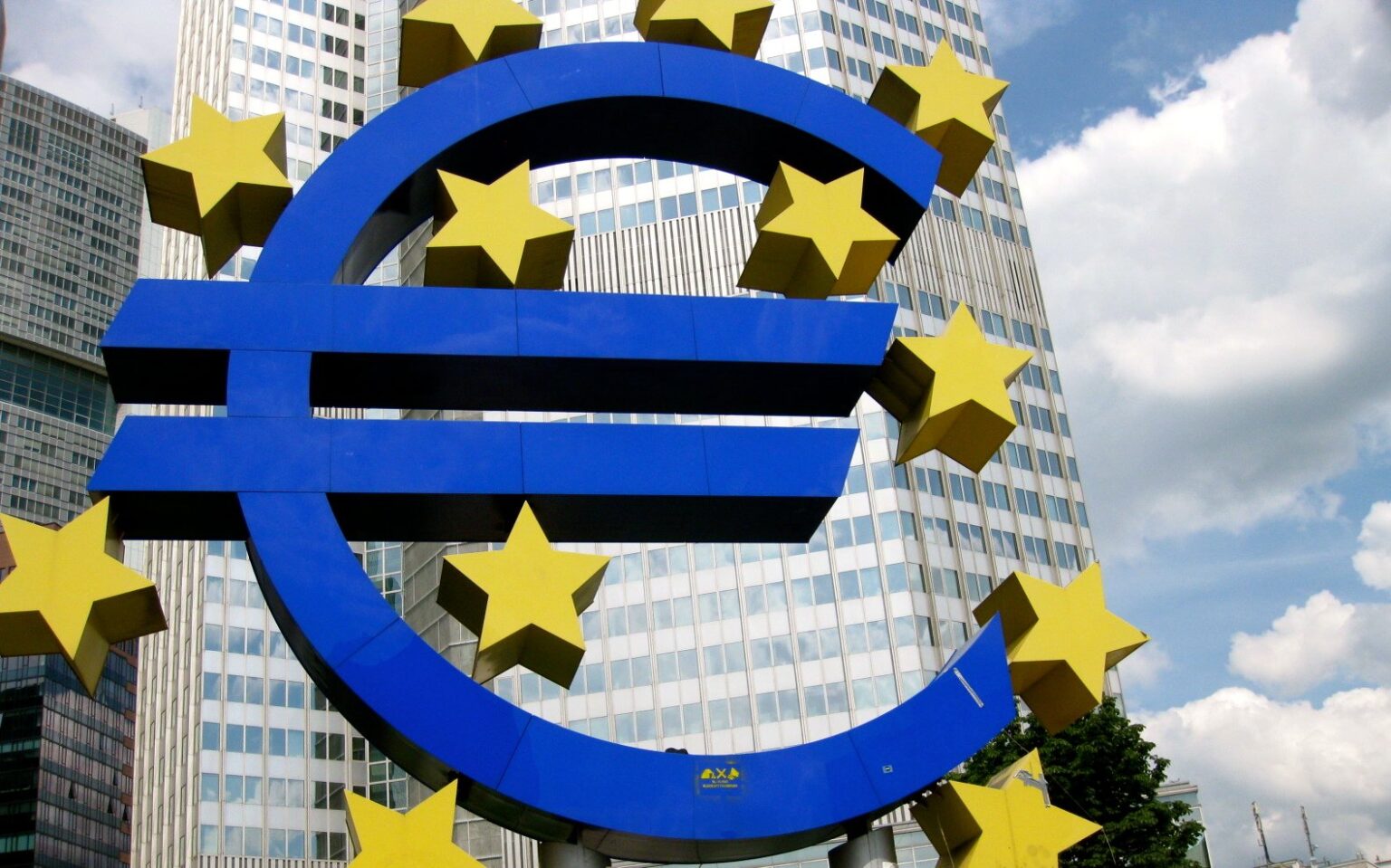 Euro sign sculptures in Frankfurt face uncertain future – EUobserver