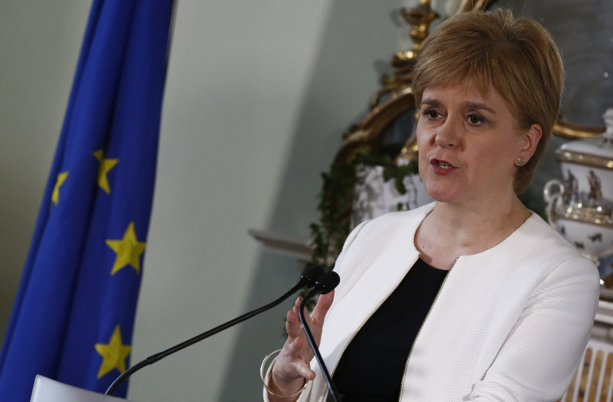 Sturgeon in Brussels: Scotland seeks ‘legal’ referendum vote – EUobserver