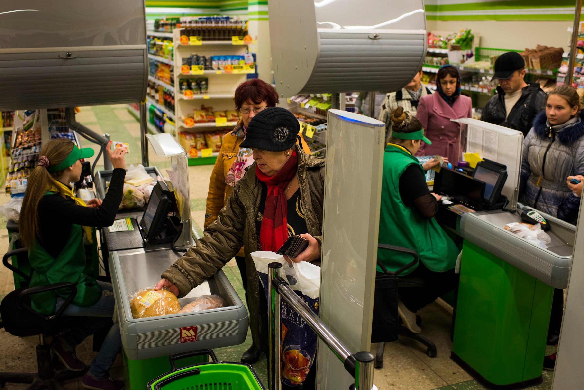 Ukrainians hit four more Crimea bridges, amid reports of empty shelves ...