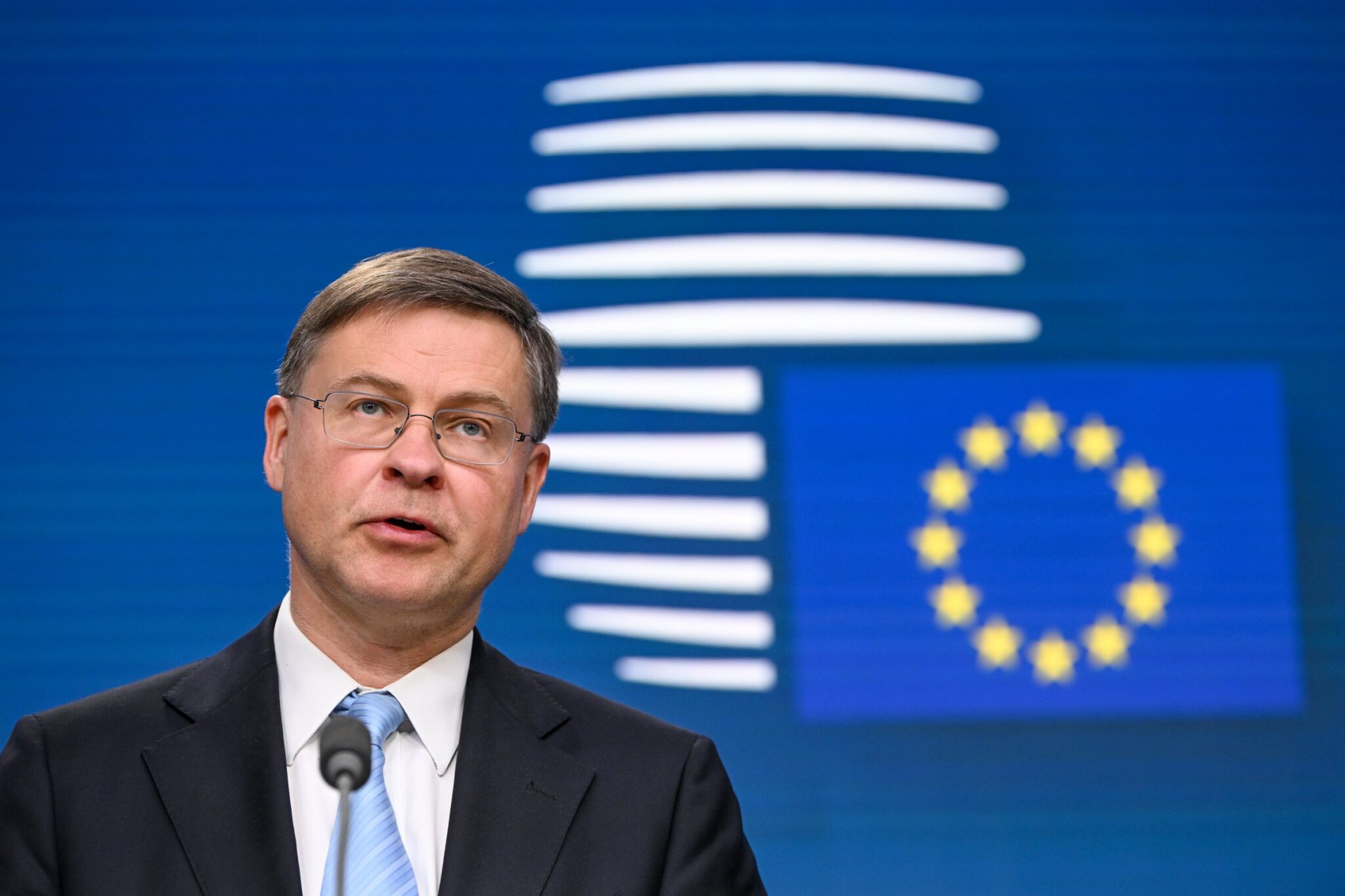 EU finance ministers debate why euro is ‘punching below its weight ...
